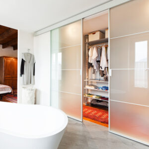 Comment cacher un dressing ouvert ? 6 astuces – Blog BUT