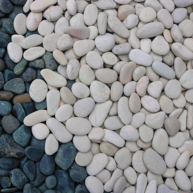 Des parterres de cailloux blancs et d'ardoises au jardin – Blog BUT