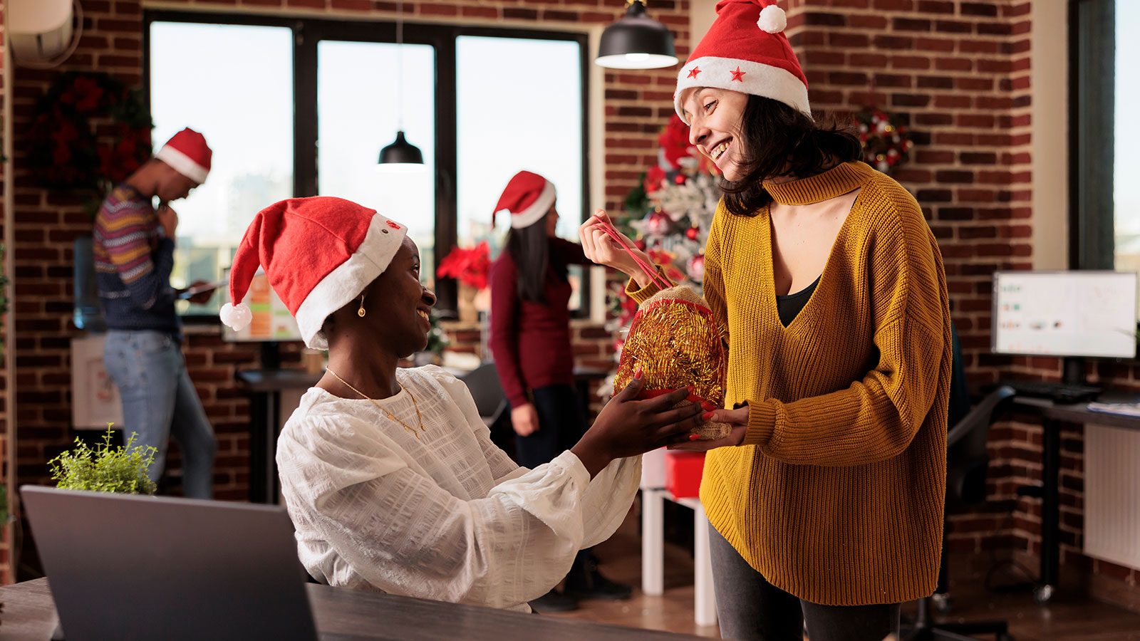 Comment organiser un Secret Santa en entreprise ? – Blog BUT