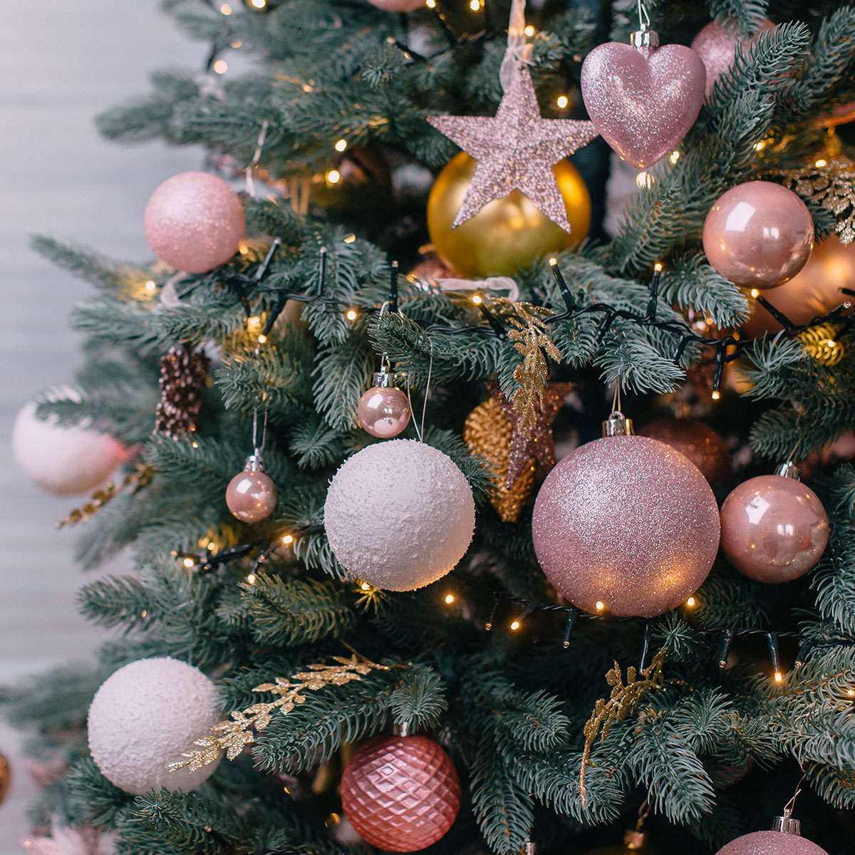 Une déco de Noël en rose et or – Blog BUT